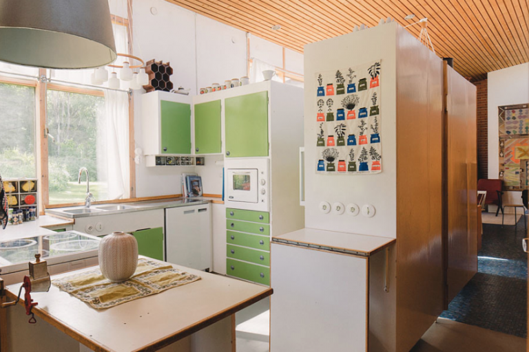 Modernism Speaks Fluent Scandinavian + California Modern In This House ...