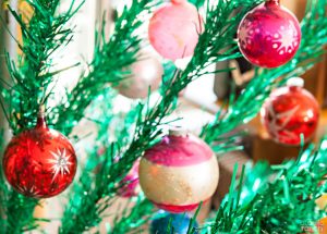 Shiny Brites 101: A Beginner's Guide to the Vintage Ornaments - Atomic ...