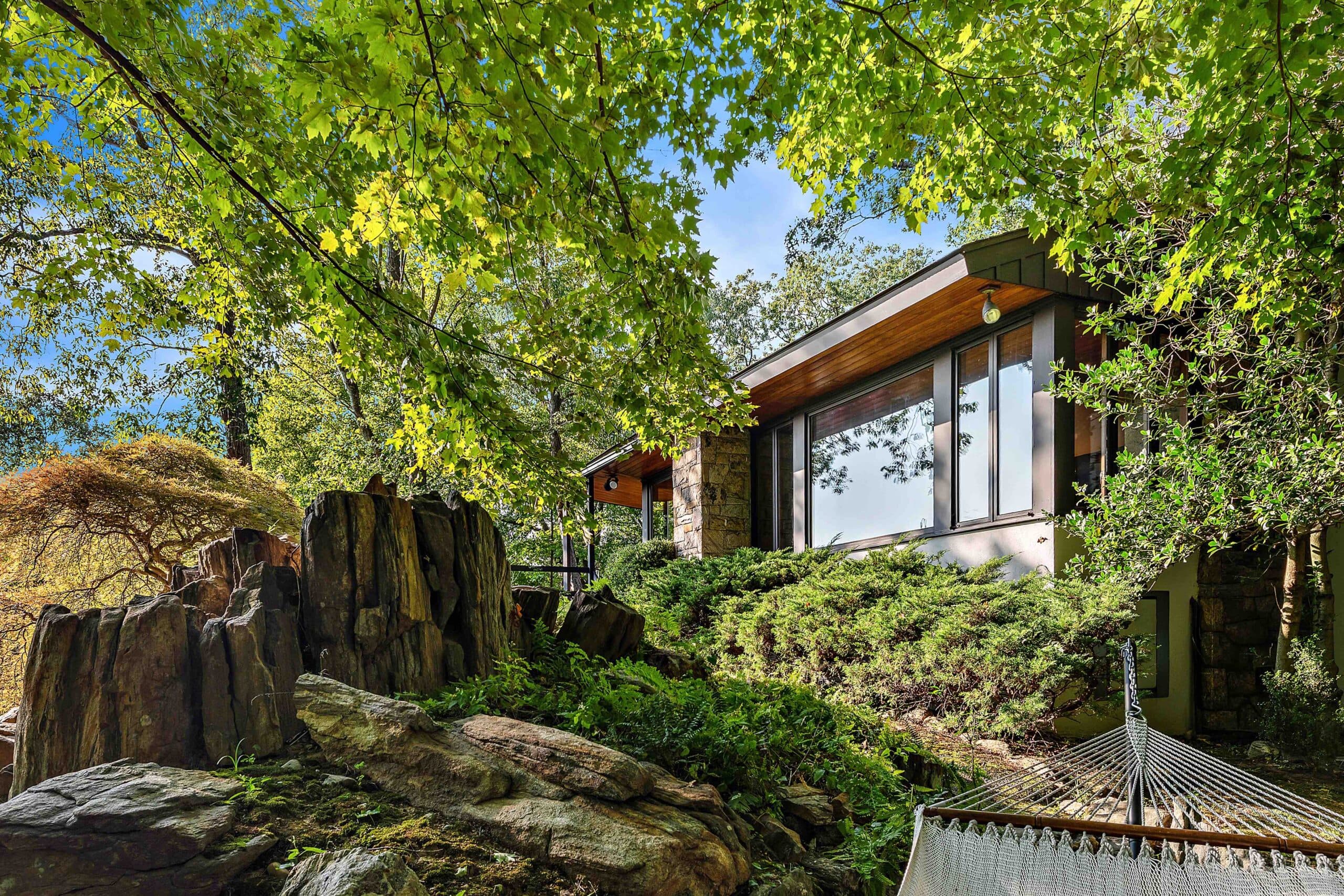 9 Fox Run: A Wooded Wonderland From A Frank Lloyd Wright Protégé
